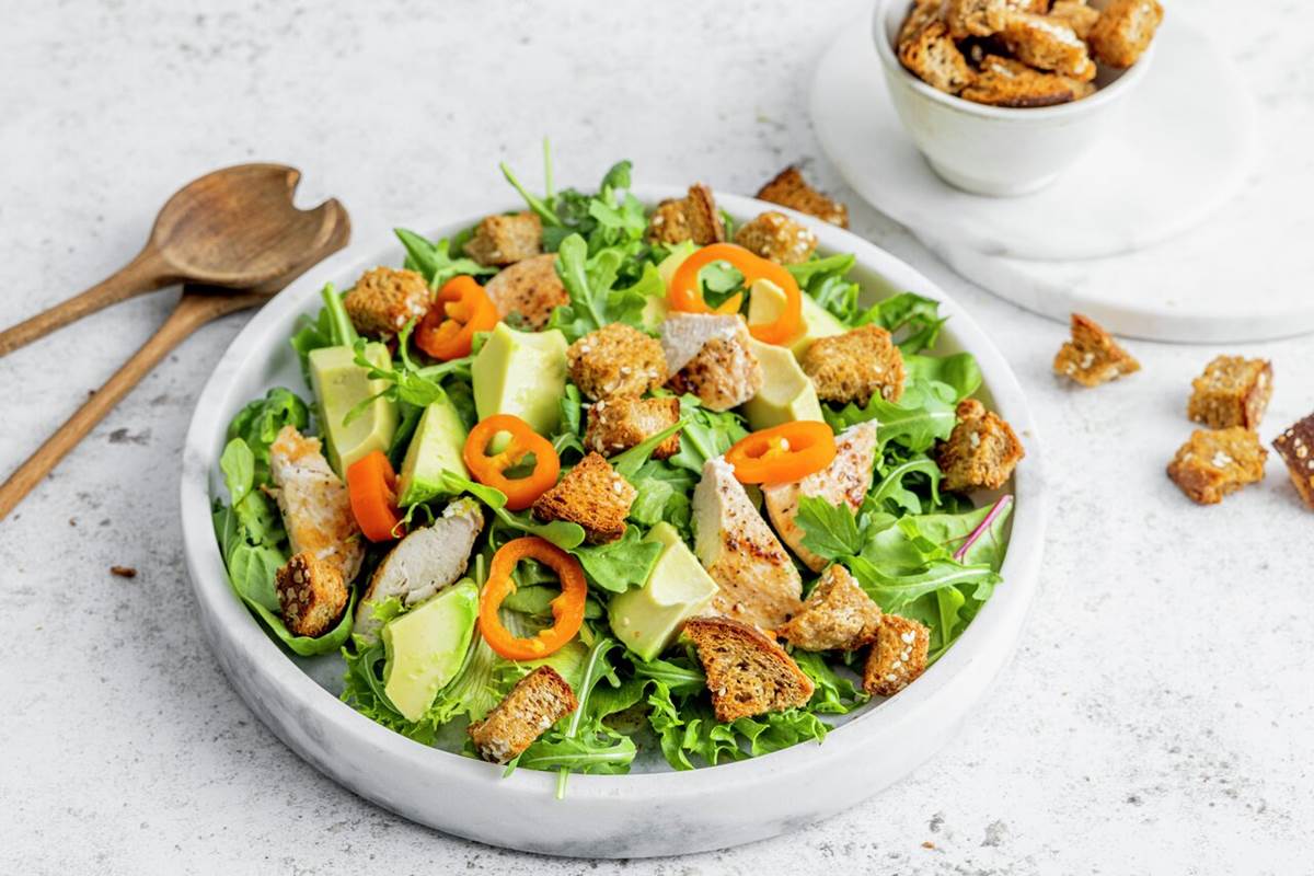 Kyllingsalat med sesamkrutonger | Bakehuset