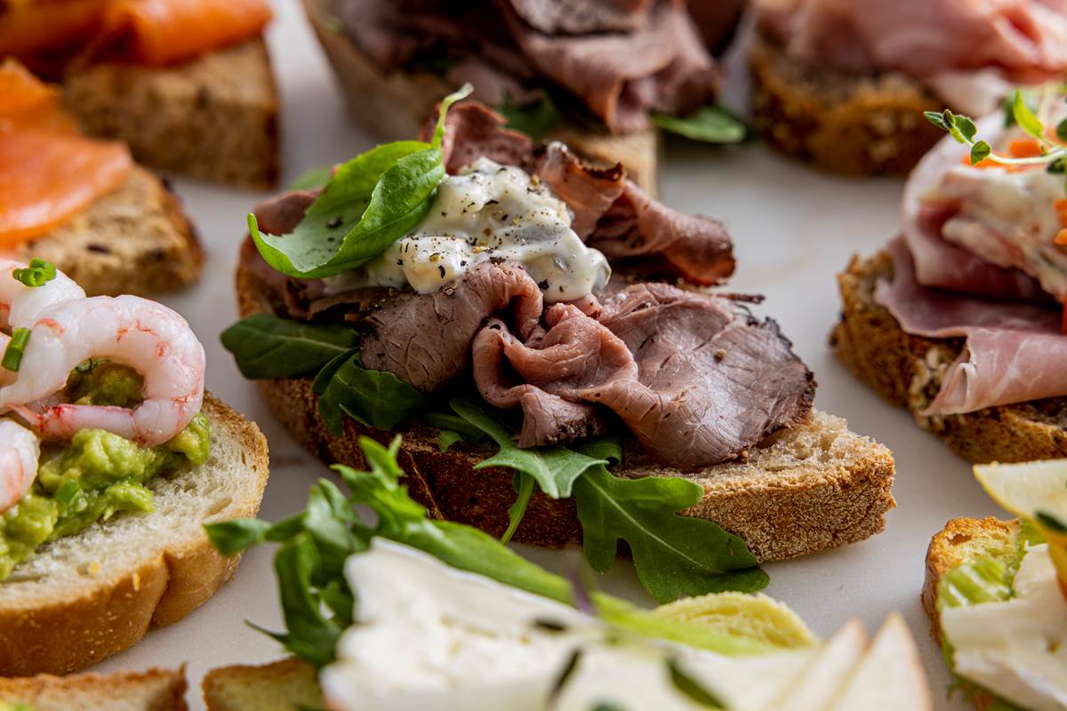 Landbrød med roastbiff og potetsalat | Bakehuset