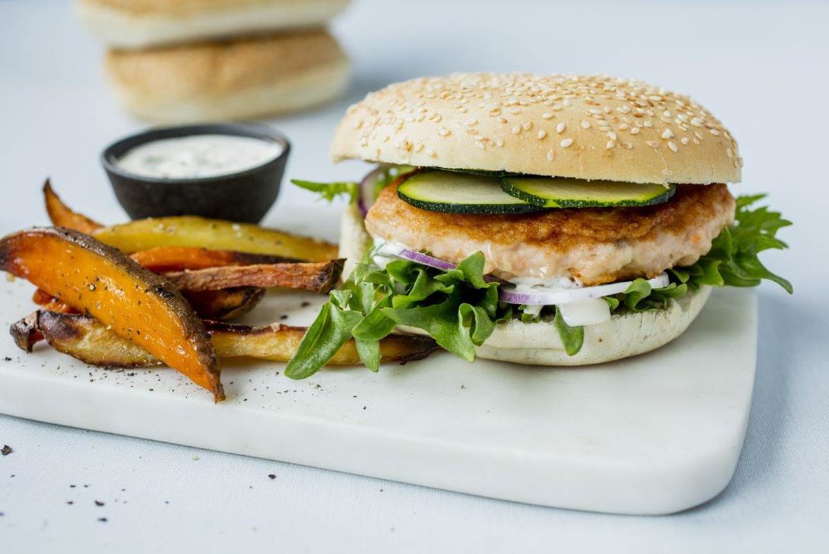 Fiskeburger med fries | Bakehuset