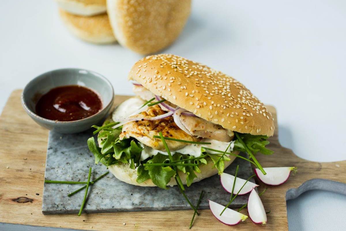 Kyllingburger med barbequesaus | Bakehuset
