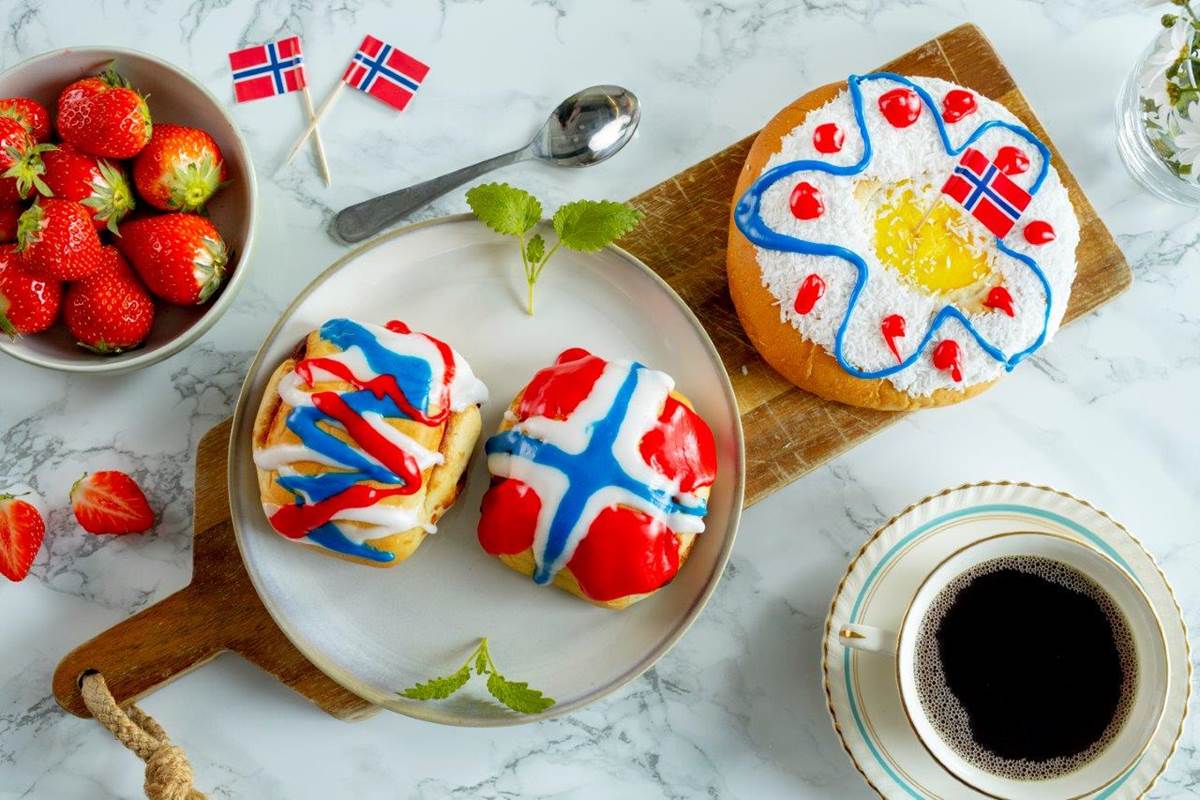 Småbakst med rød, hvit og blå glasur | Bakehuset